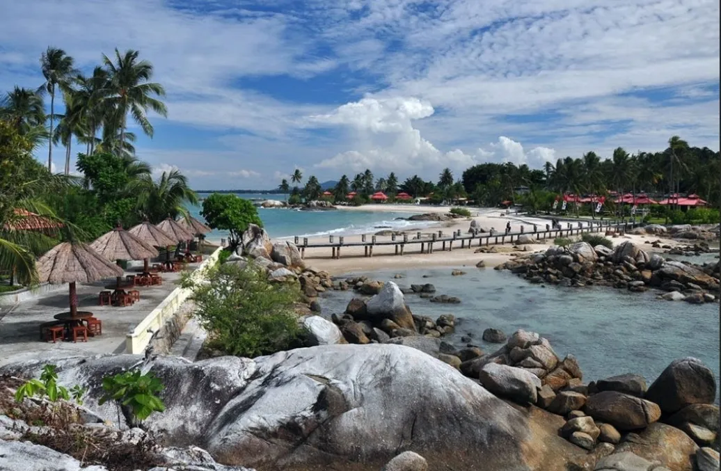 Pantai Parai Tenggiri Bangka: Spot Wisata Anti-Mainstream yang Wajib ...