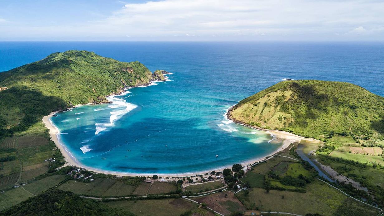 Pantai Cantik Lombok: Keindahan Pasir Merica dan Ombak Tenang di ...