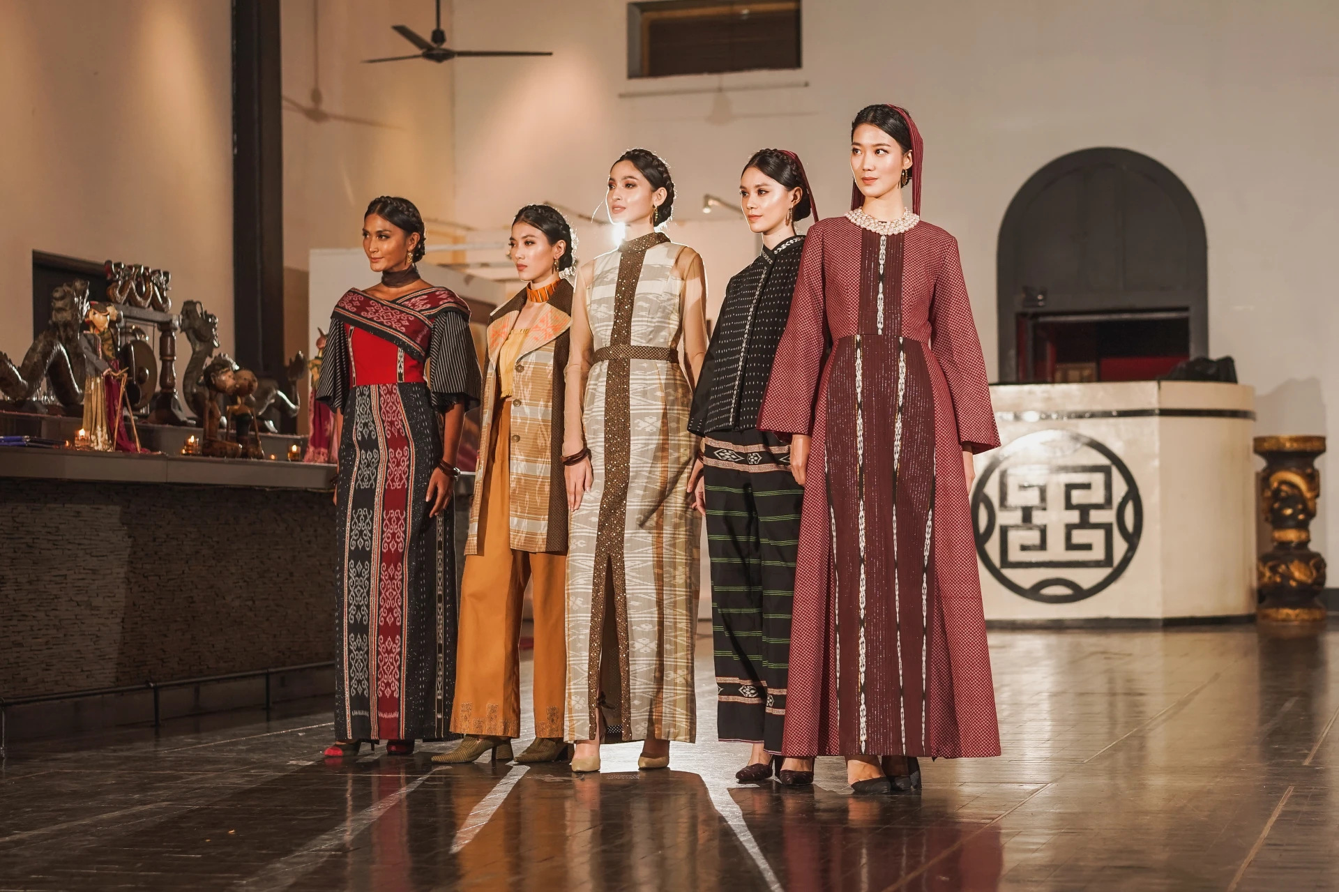 IKAT Indonesia: Menyatukan Tradisi dan Gaya Modern dalam Fashion ...